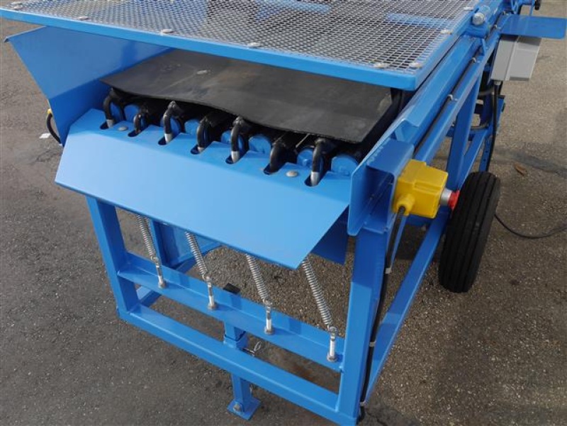 New onion topper with 8 rollers • Duijndam Machines