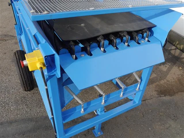 New onion topper with 8 rollers • Duijndam Machines