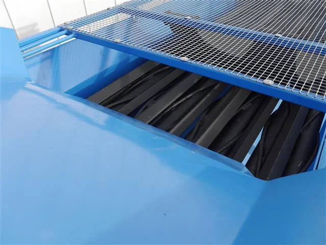 New onion topper with 8 rollers • Duijndam Machines