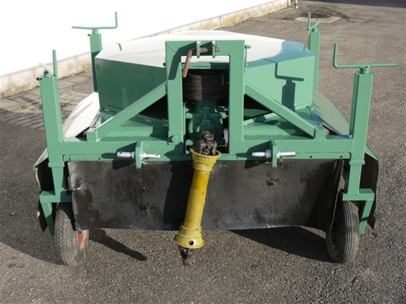 Cebeco onion topper with mechanical height adjustment. • Duijndam Machines