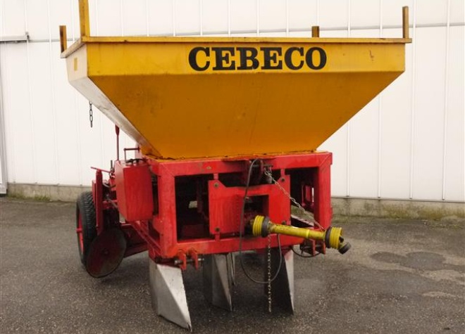 Cebeco planting machine 5 rows for onions and bulbs. • Duijndam Machines