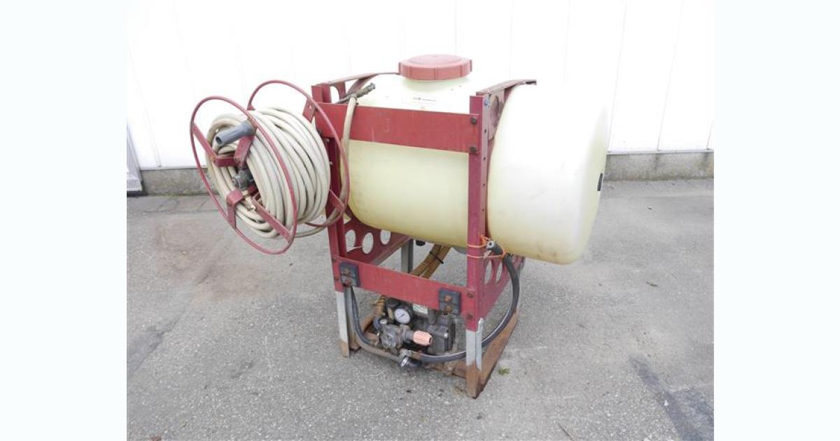 Hardi spraying pump with tank and reel • Duijndam Machines