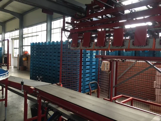 Taks unloading system for vine tomatoes with 2 weighing stations ...