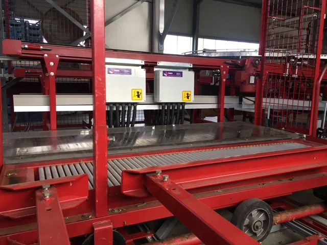 Taks unloading system for vine tomatoes with 2 weighing stations ...