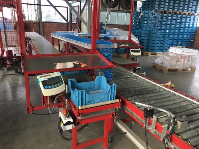 Taks unloading system for vine tomatoes with 2 weighing stations ...