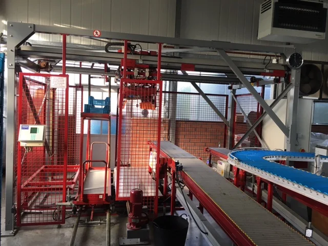 Taks unloading system for vine tomatoes with 2 weighing stations ...