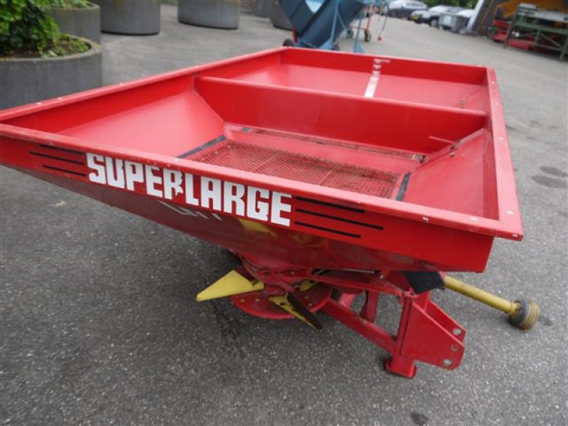 Lely superlarge 1600 fertilizer spreader • Duijndam Machines