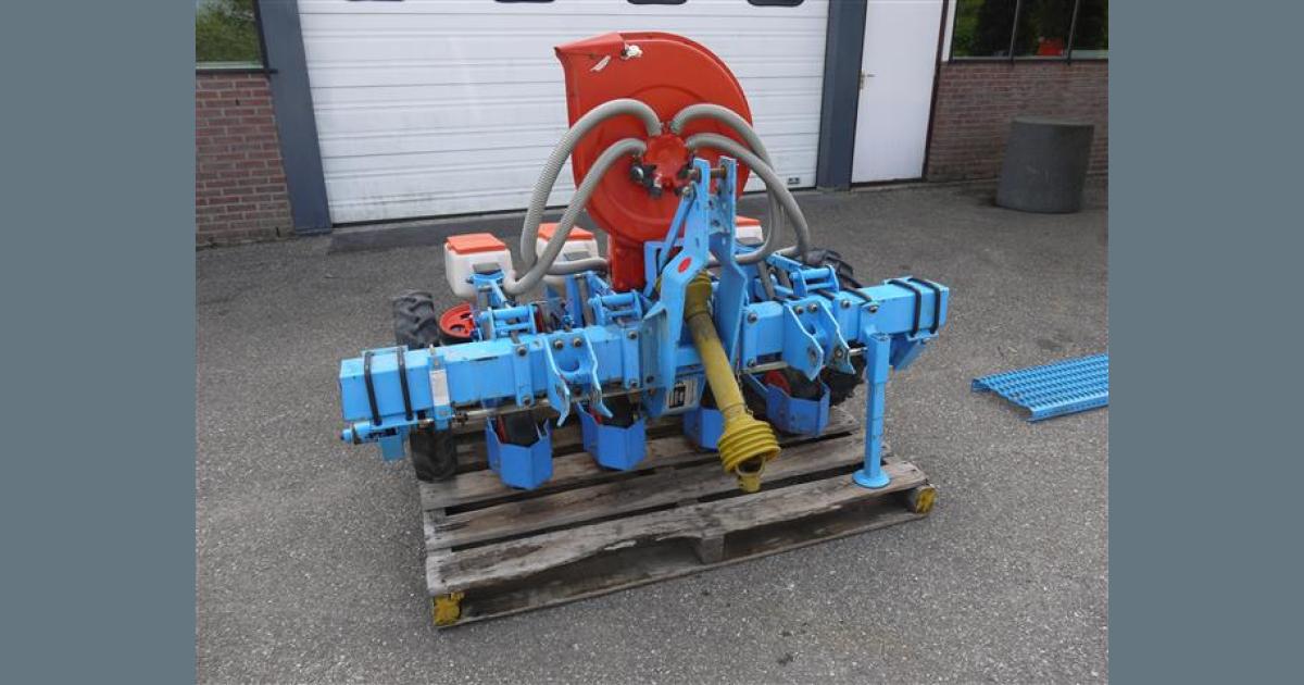 Monosem pneumatic sowing machine for mais sunflowers and beans ...