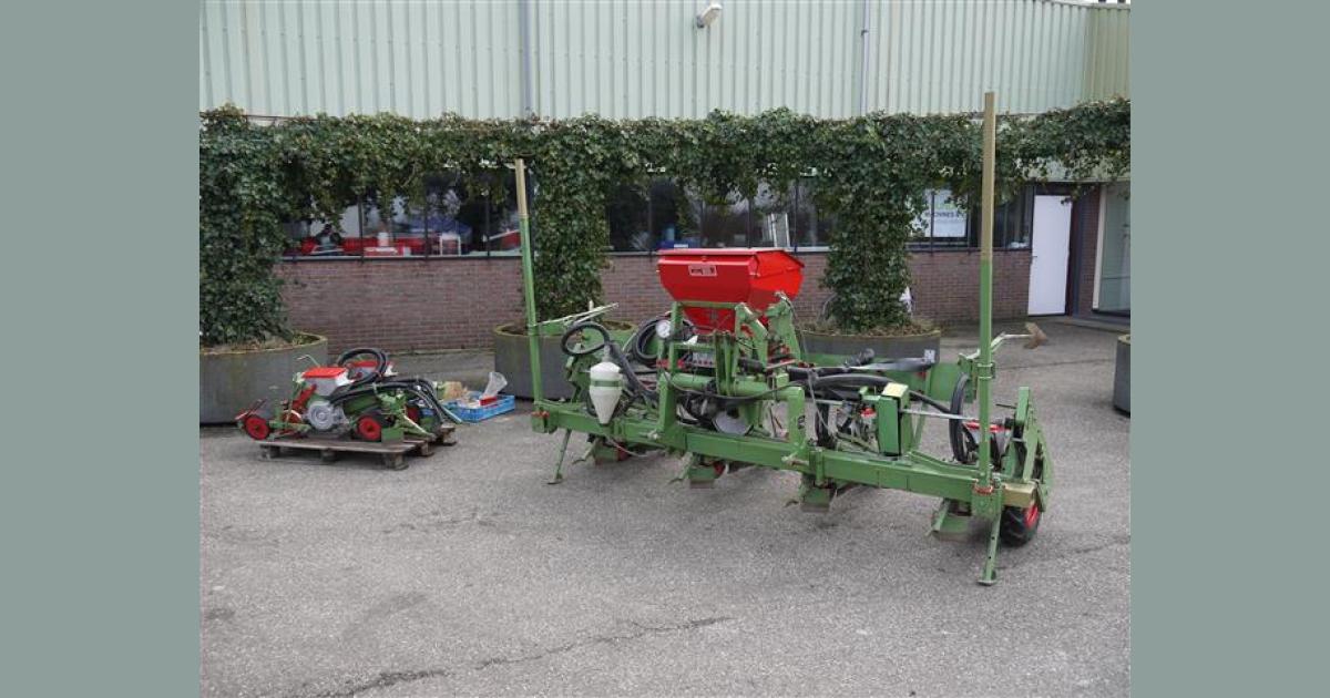 Nodet pneumatique semoir 6 rangs avec minigrainspreader • Duijndam Machines