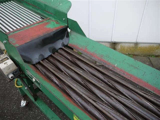 Perfect onion topper with 6 rollers - 380 volt • Duijndam Machines