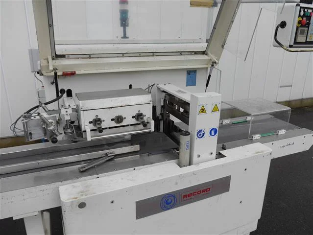 Record Nova flow pack machine • Duijndam Machines