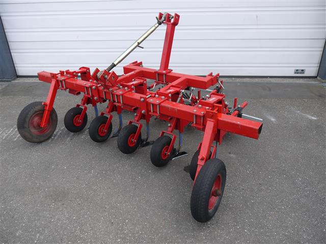 Steketee schoffelmachine met vingerwieders • Duijndam Machines