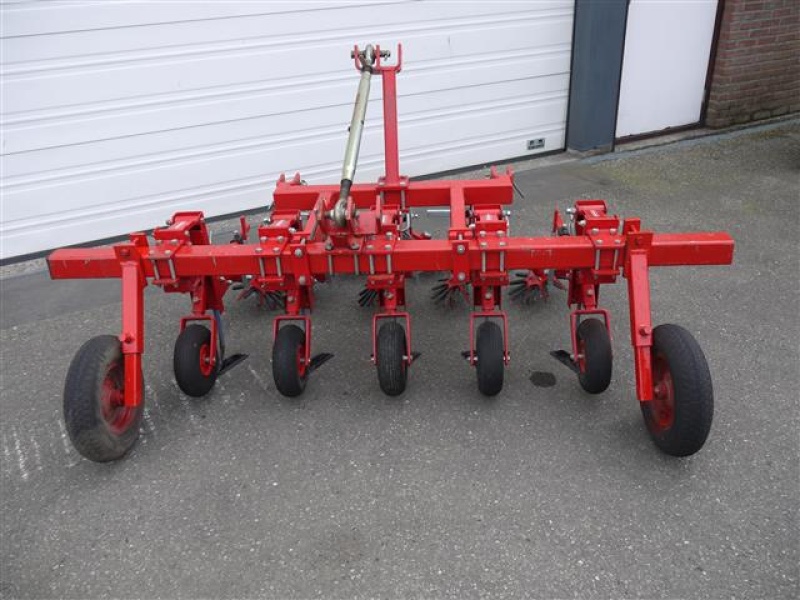 Steketee schoffelmachine met vingerwieders • Duijndam Machines