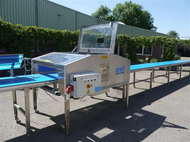 ZTI Mechatronics flowercutting machine with conveyor • Duijndam Machines
