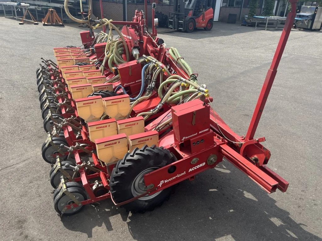 Accord Miniair S pneumatic sowing machine 12 double rows, for 3 beds ...