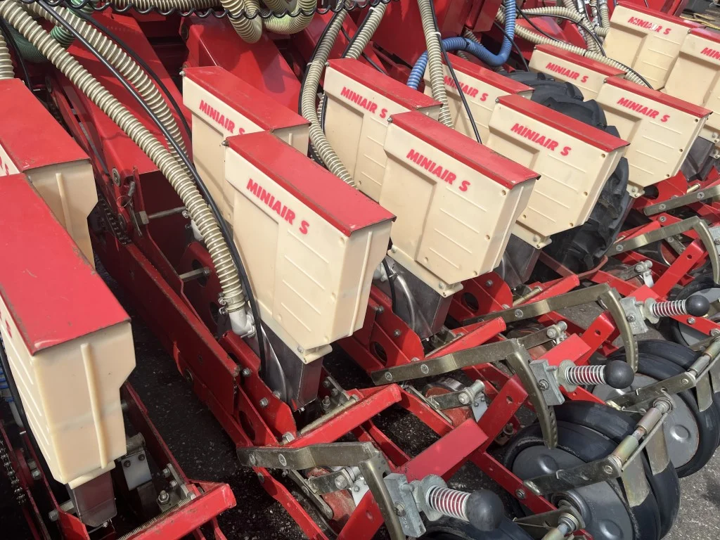 Accord Miniair S pneumatic sowing machine 12 double rows, for 3 beds ...