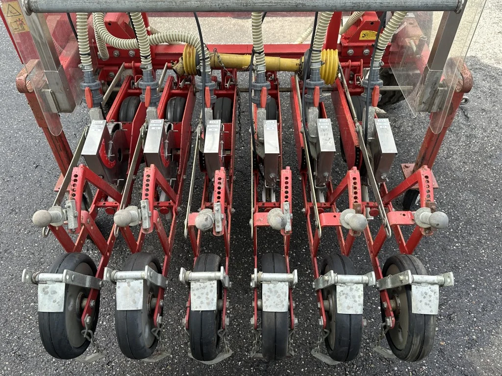 Accord Miniair S pneumatic sowing machine 6 rows • Duijndam Machines