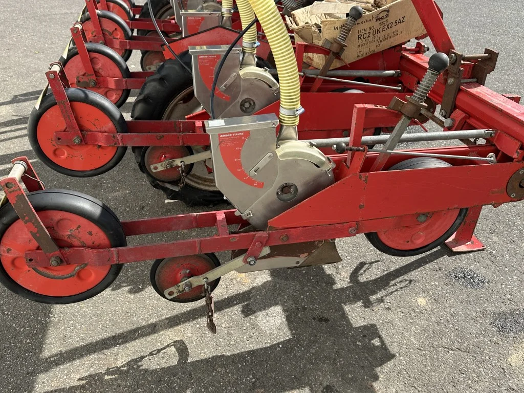 Accord Miniair Super pneumatic sowing machine 6 rows • Duijndam Machines