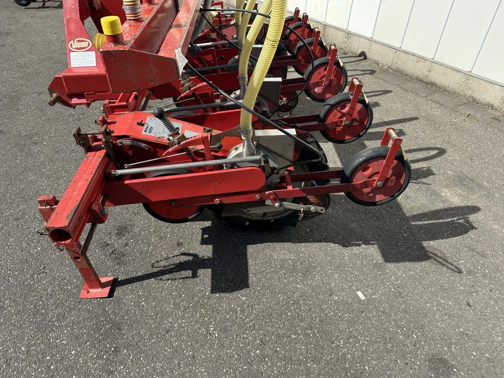 Accord Miniair Super pneumatic sowing machine 6 rows • Duijndam Machines