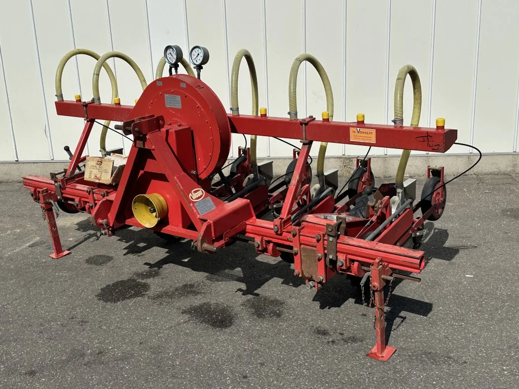 Accord Miniair Super pneumatic sowing machine 6 rows • Duijndam Machines