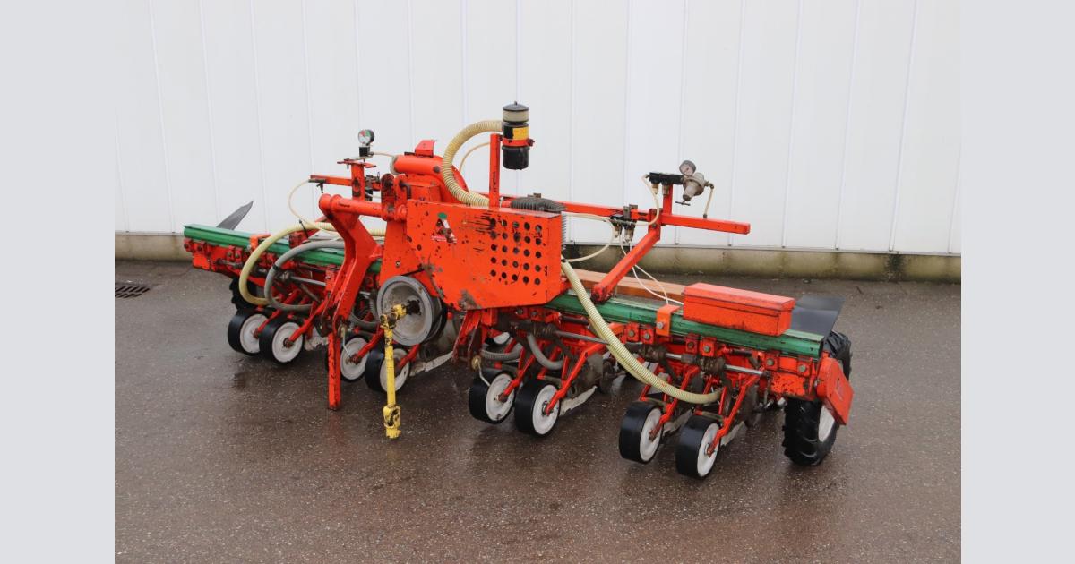 Agricola pneumatic sowing machine 8 rows • Duijndam Machines