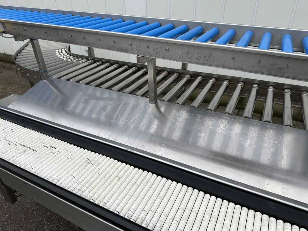 Arco packing conveyor with infeed and outfeed roller conveyors for ...
