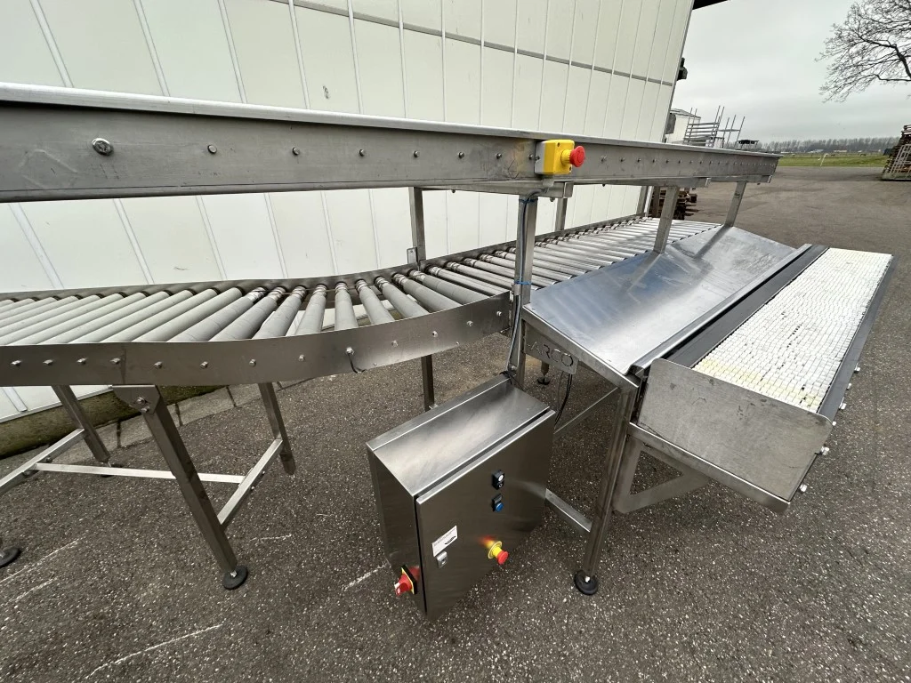 Arco packing conveyor with infeed and outfeed roller conveyors for ...