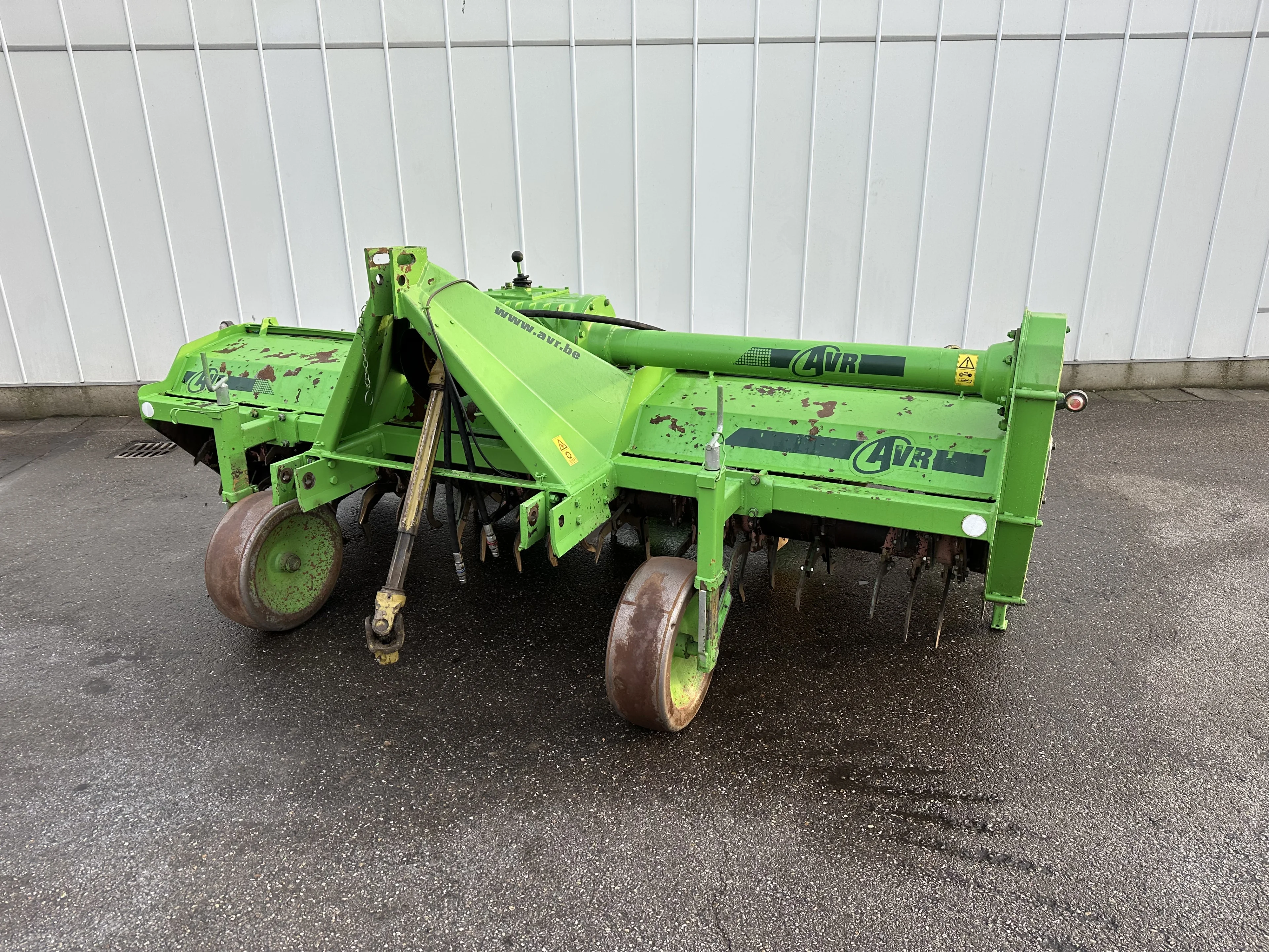 AVR inter-row rotary cultivator with hydraulically driven hillformers 4 ...