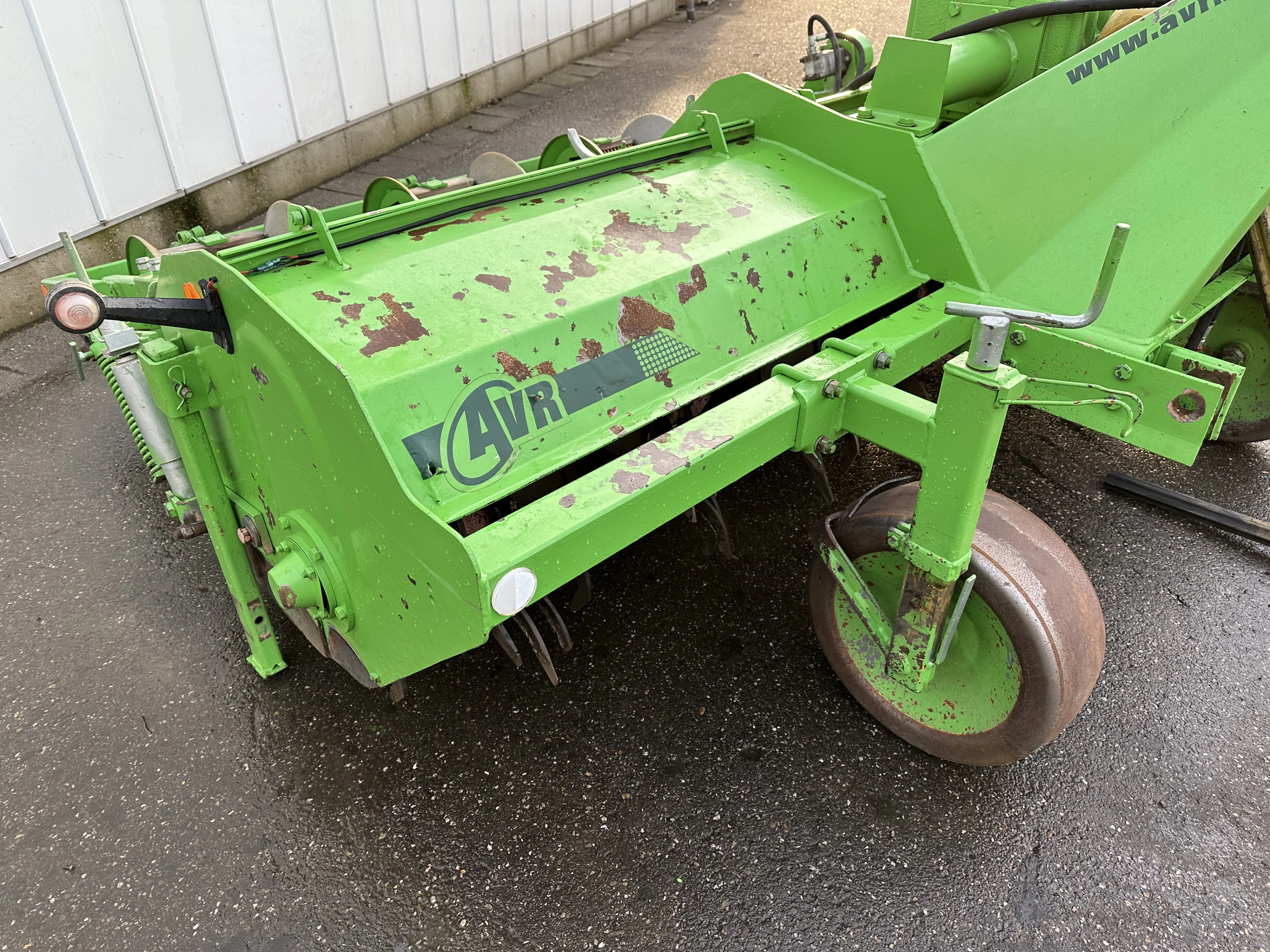 AVR inter-row rotary cultivator with hydraulically driven hillformers 4 ...