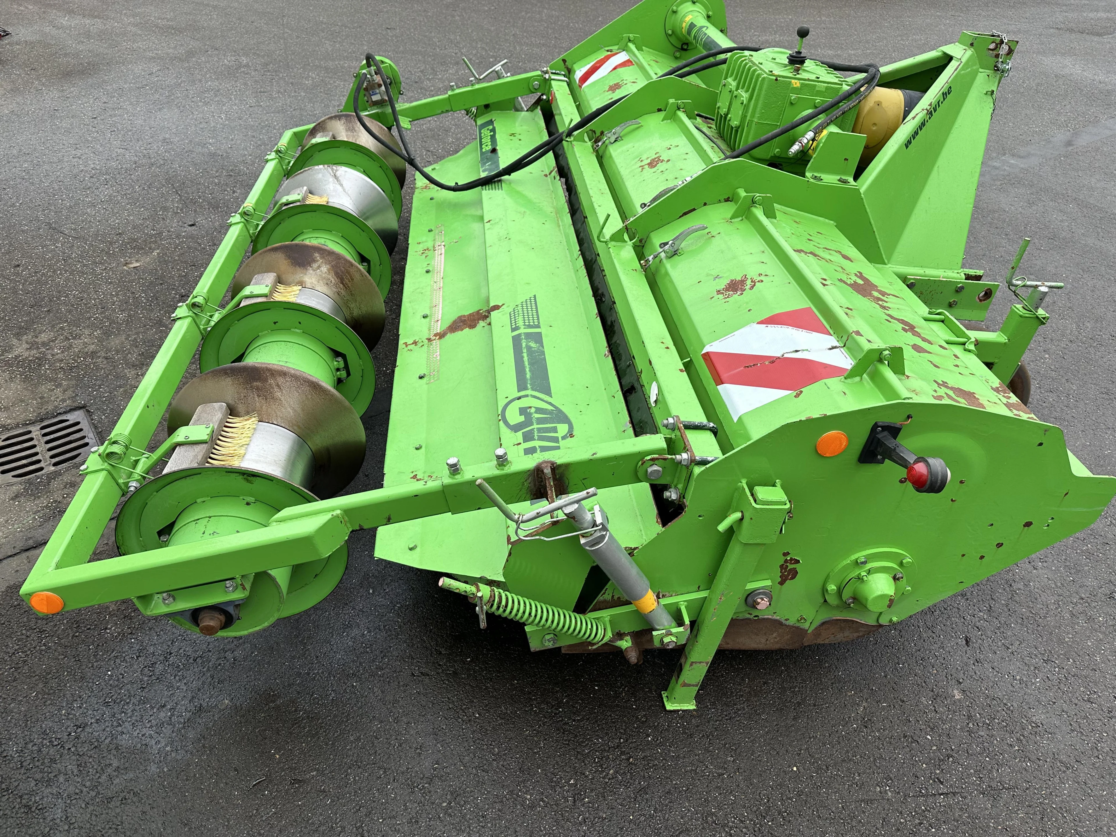 AVR inter-row rotary cultivator with hydraulically driven hillformers 4 ...