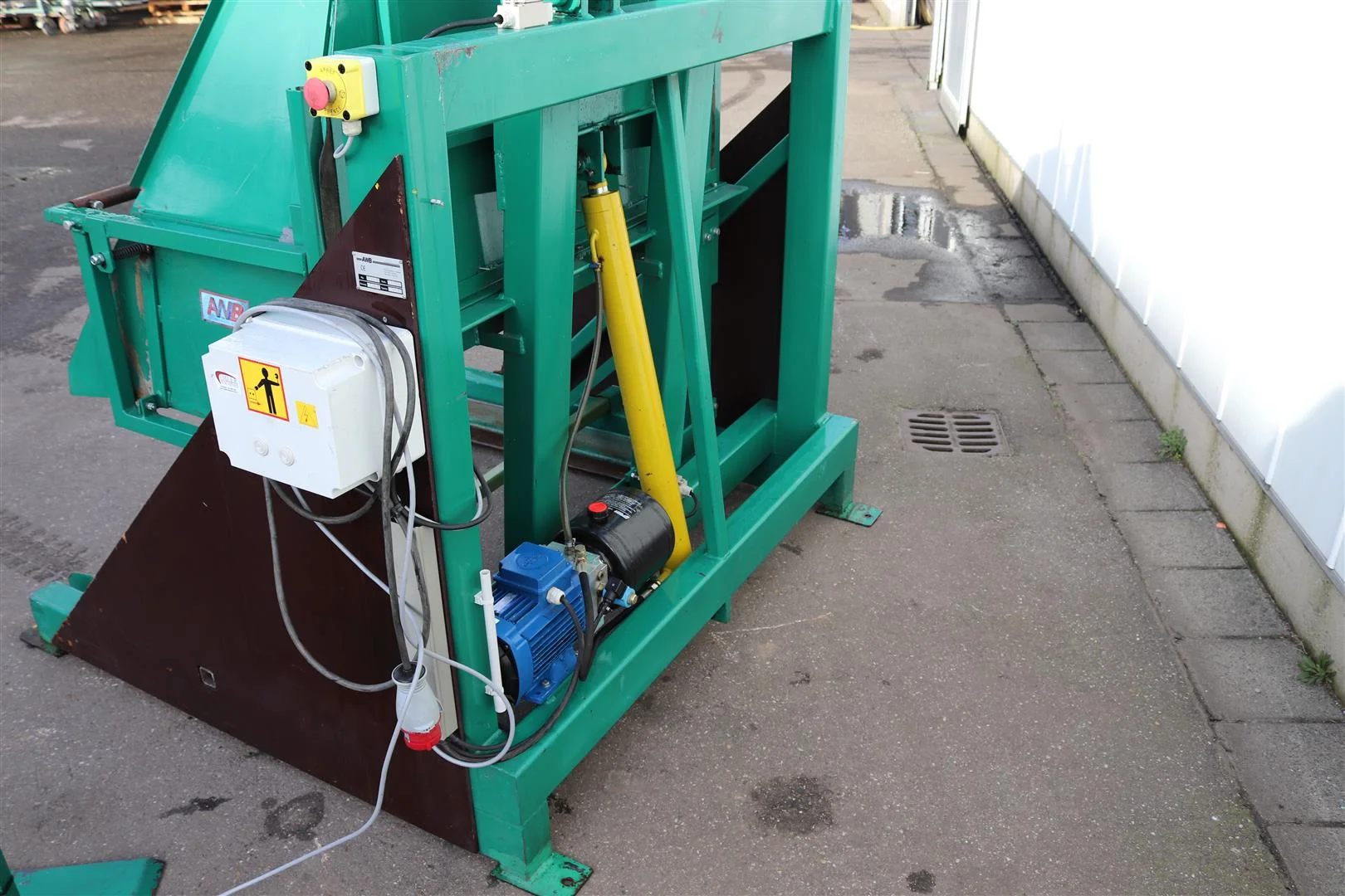 AWB boxtipper for 120 cm wide boxes • Duijndam Machines