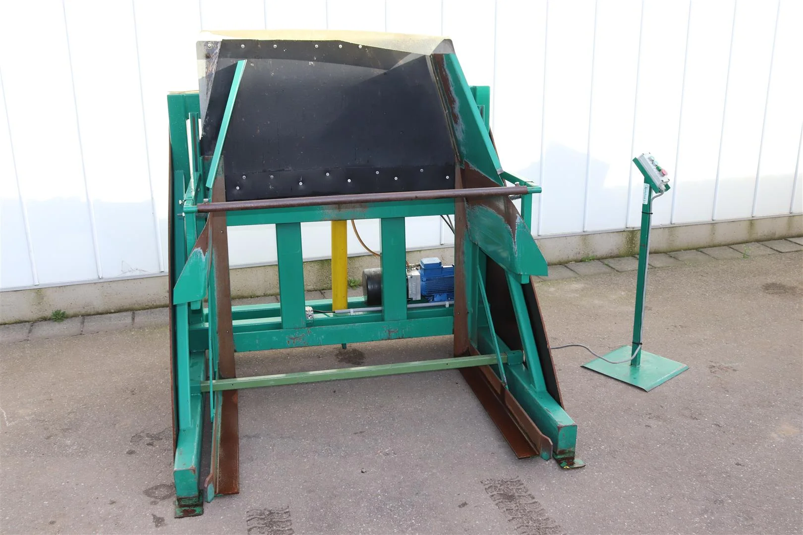 AWB boxtipper for 120 cm wide boxes • Duijndam Machines