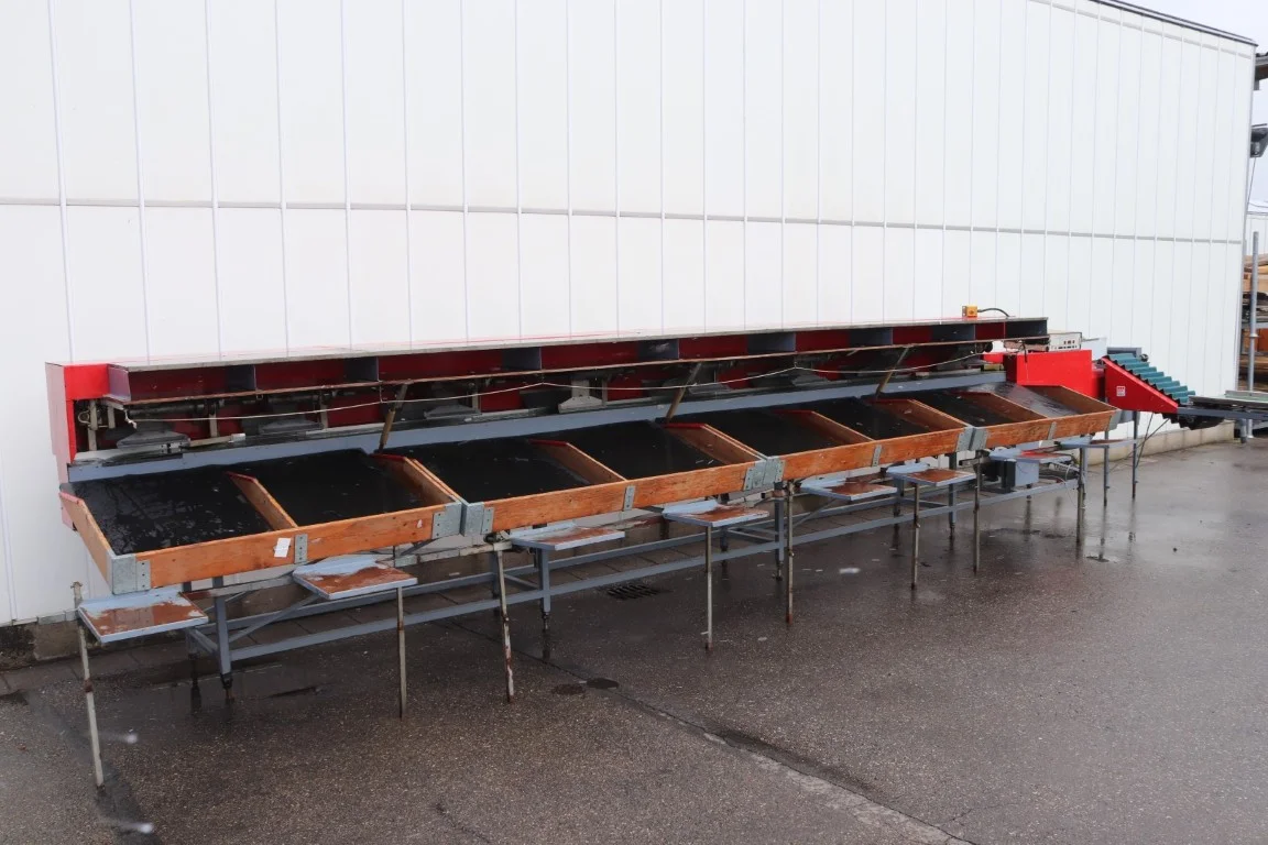 Aweta E8 cucumber sorting machine with feeding conveyor • Duijndam Machines