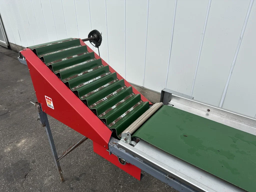 Aweta E8 cucumber sorting machine with feeding conveyor • Duijndam Machines