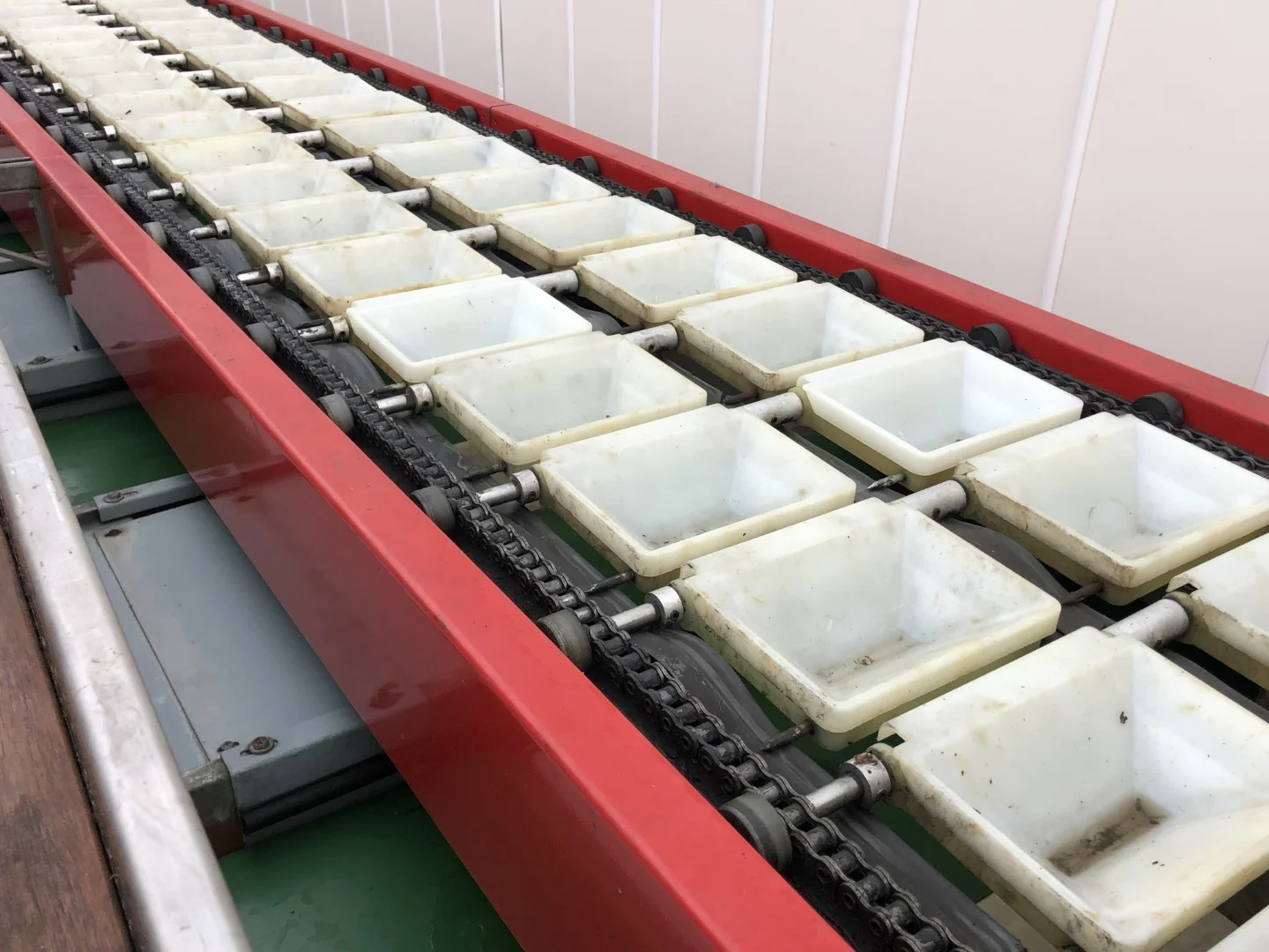 Aweta G2-6 weight sorting machine for peppers • Duijndam Machines