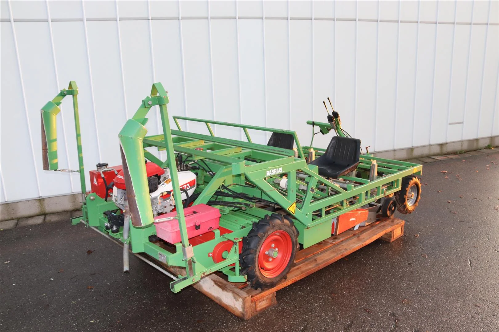 Basrijs self propelled soilblock planting machine for lettuce with ...