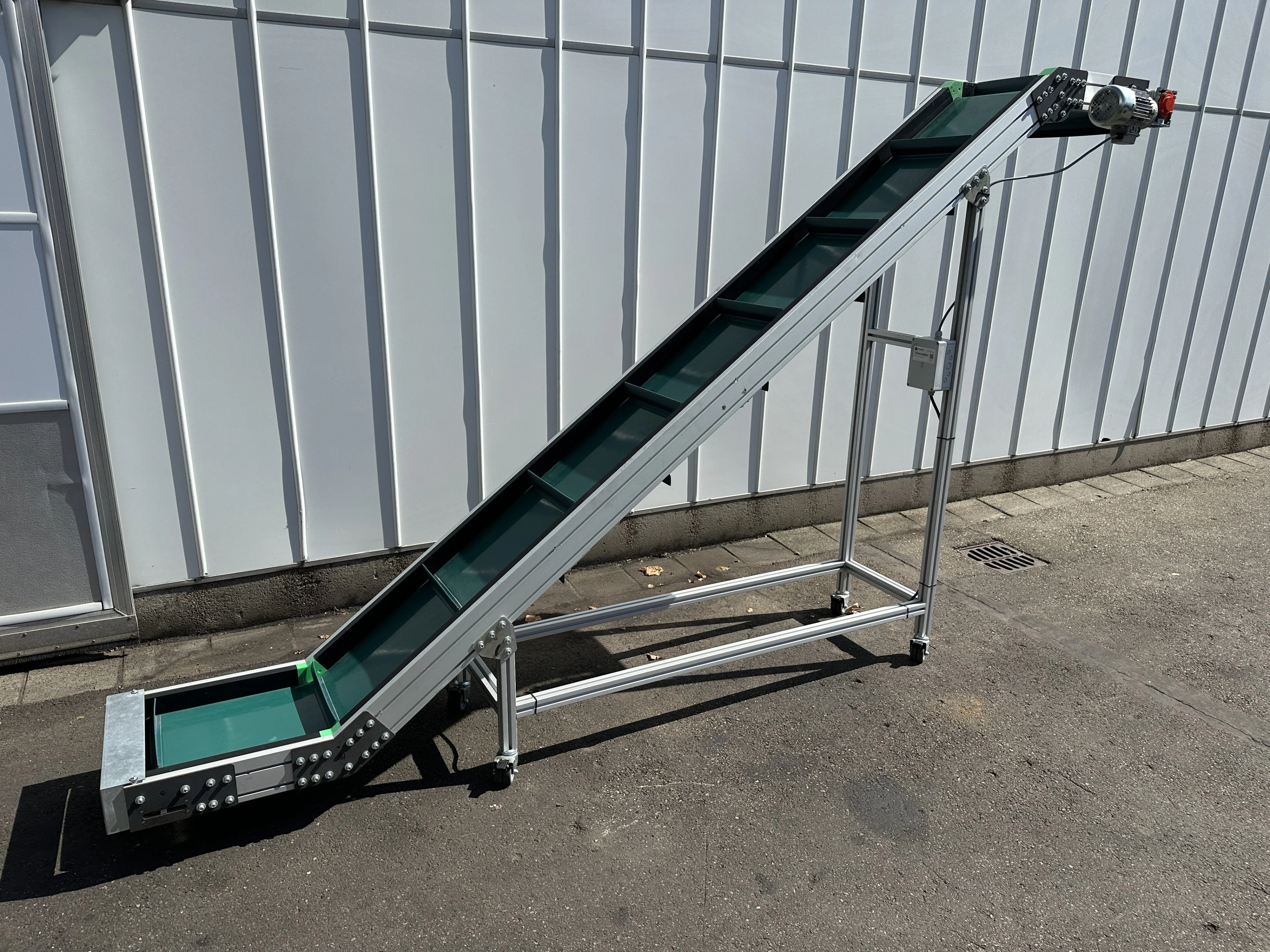 BCK elevator incline conveyor with straight part under and above ...
