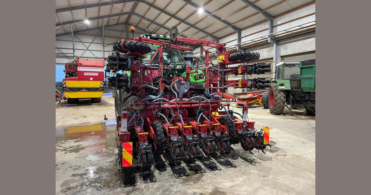 Becker 12 row pneumatic sowing machine • Duijndam Machines