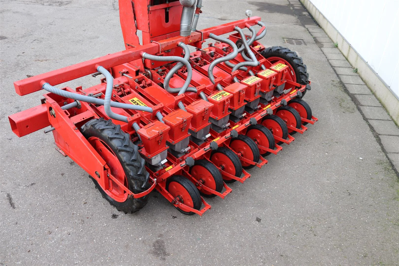 Becker 8 row pneumatic sowing machine • Duijndam Machines