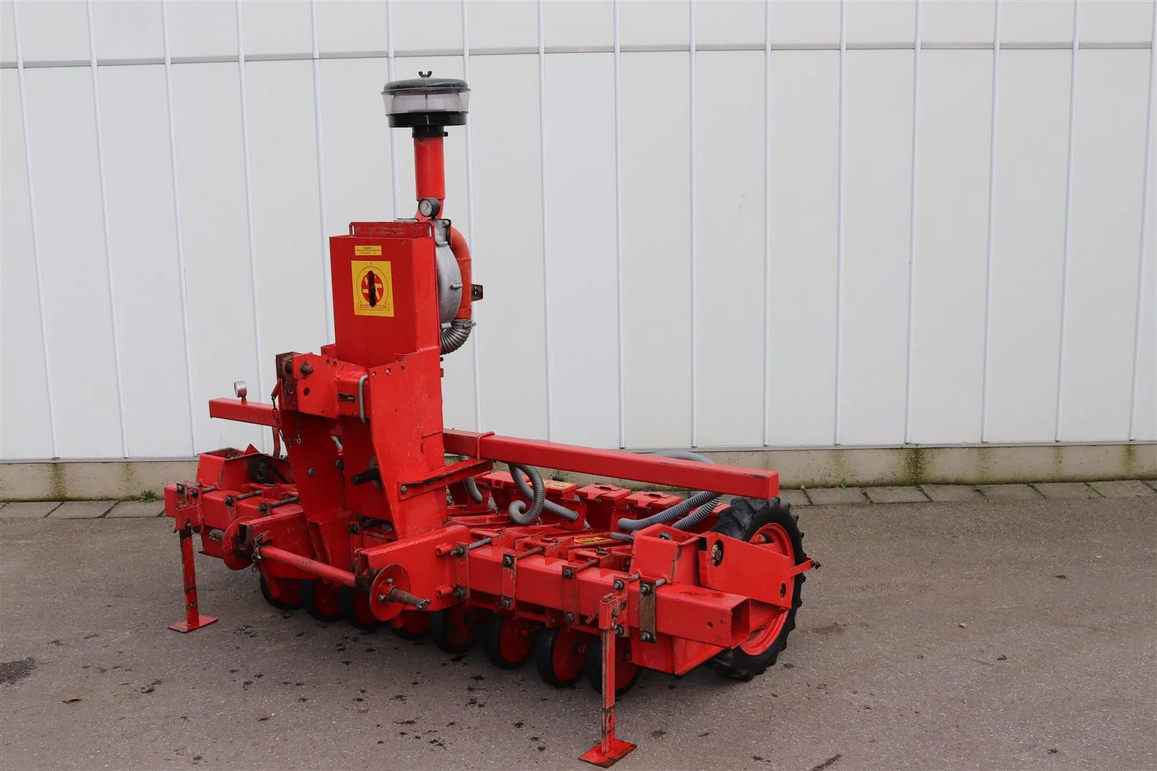 Becker 8 row pneumatic sowing machine • Duijndam Machines