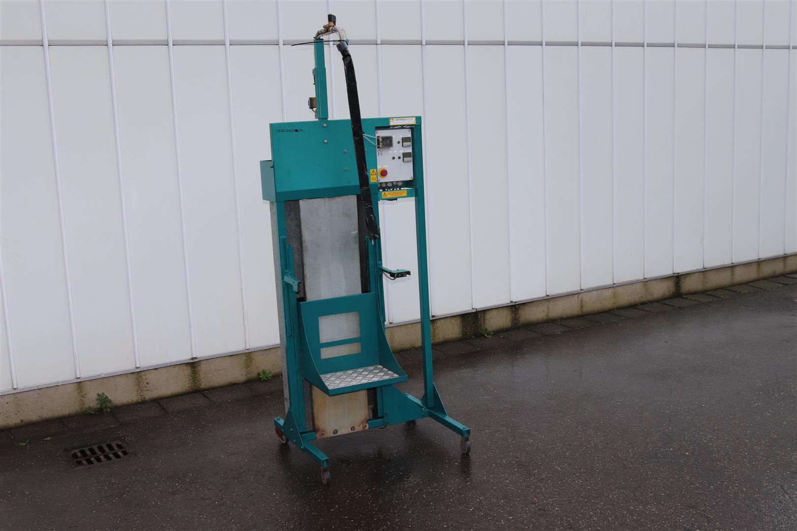 Berg bucket filling system for flowers • Duijndam Machines