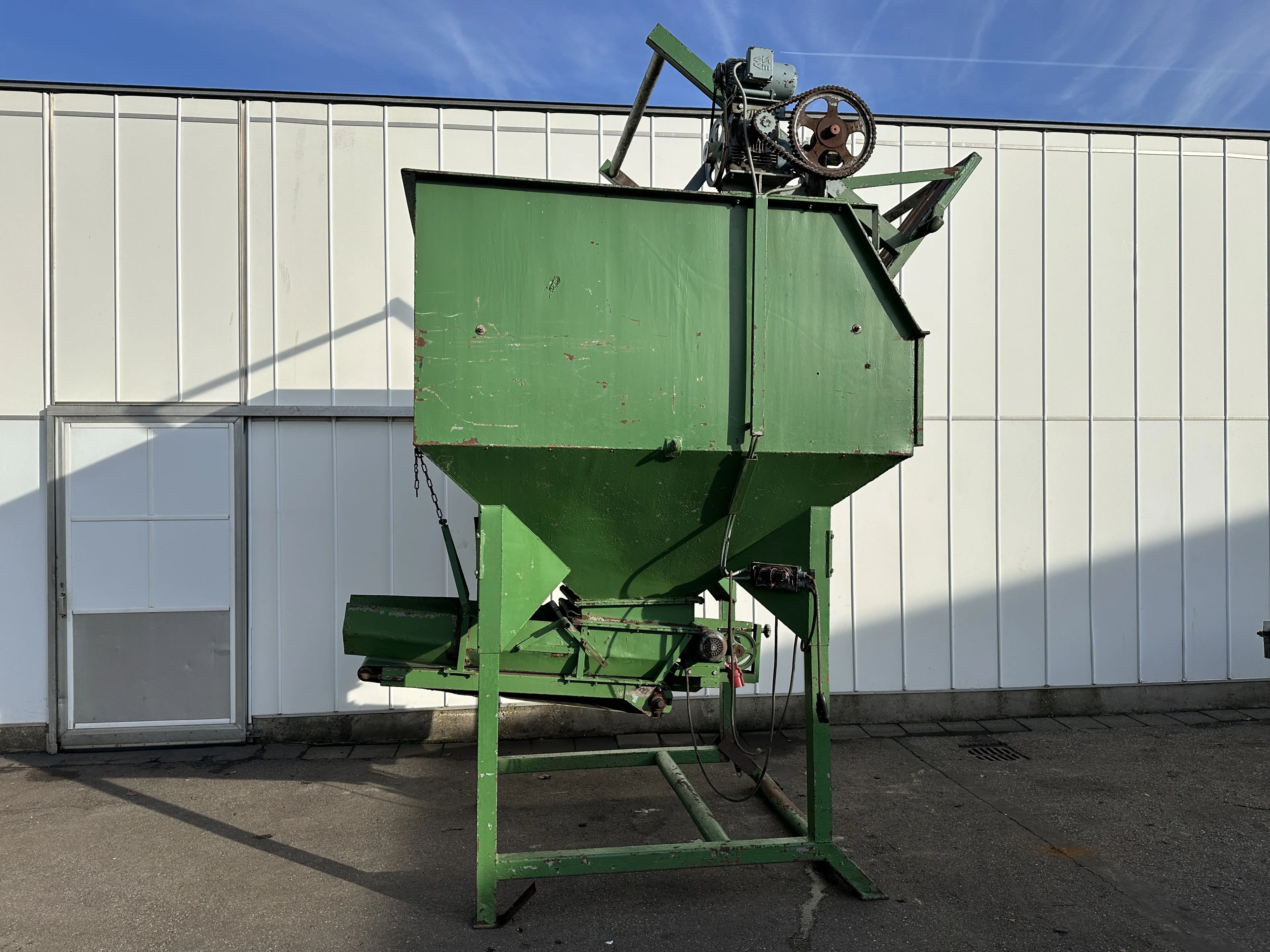 Box tipper 145 cm max, with hopper • Duijndam Machines