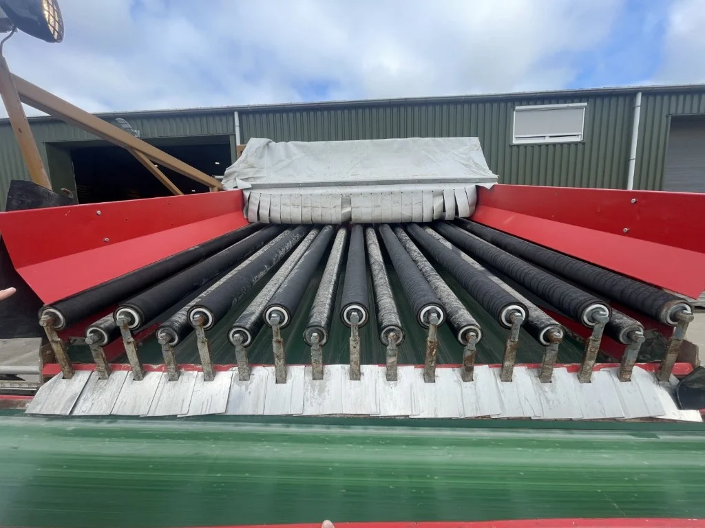 Breston roller sorting machine for chicory roots and carrots • Duijndam ...