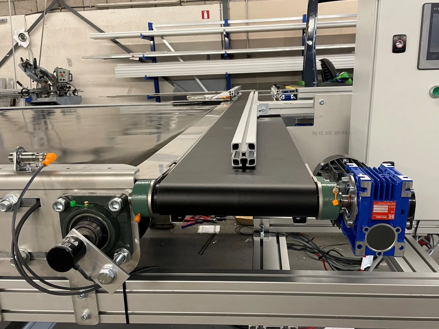 New buffer conveyor with pusher for potplants and trays • Duijndam Machines