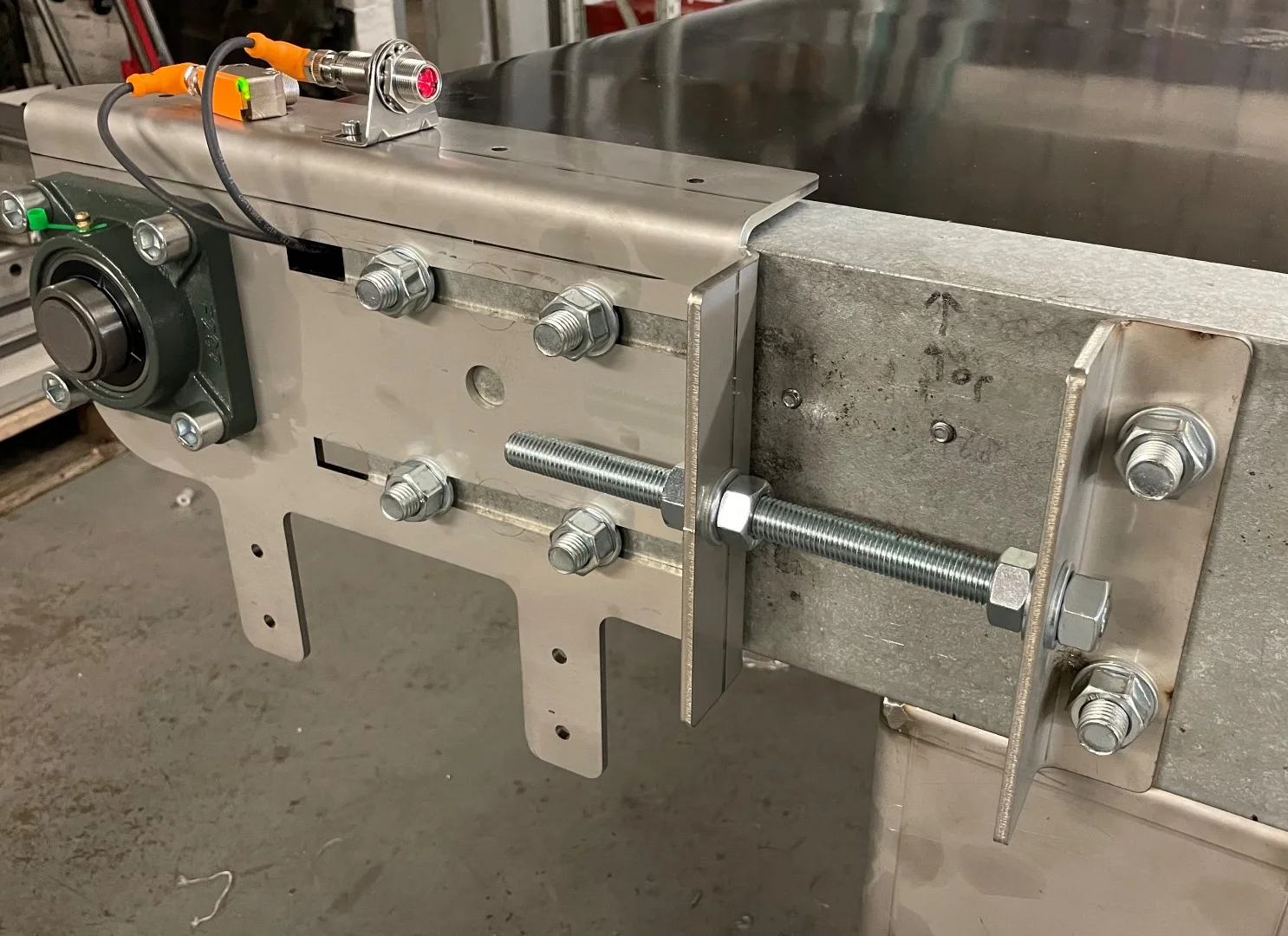 New buffer conveyor with pusher for potplants and trays • Duijndam Machines