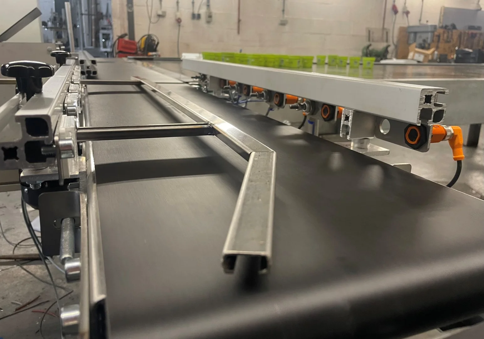 New buffer conveyor with pusher for potplants and trays • Duijndam Machines