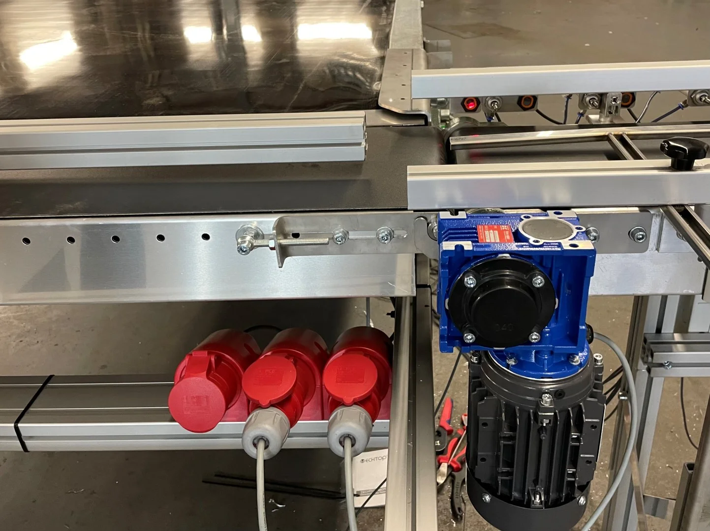 New buffer conveyor with pusher for potplants and trays • Duijndam Machines