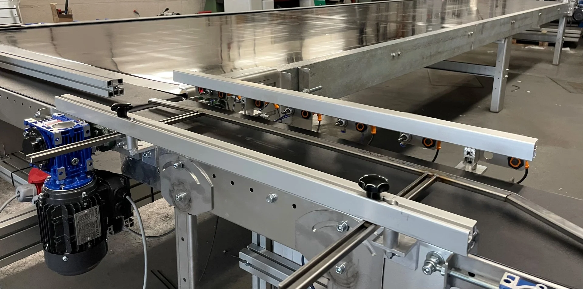 New buffer conveyor with pusher for potplants and trays • Duijndam Machines