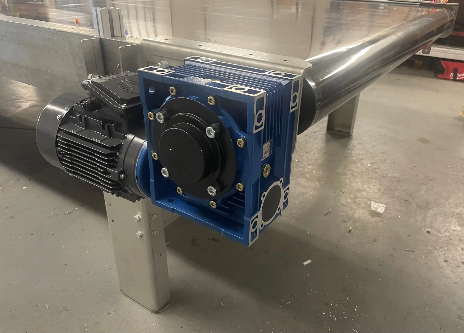 New buffer conveyor with pusher for potplants and trays • Duijndam Machines