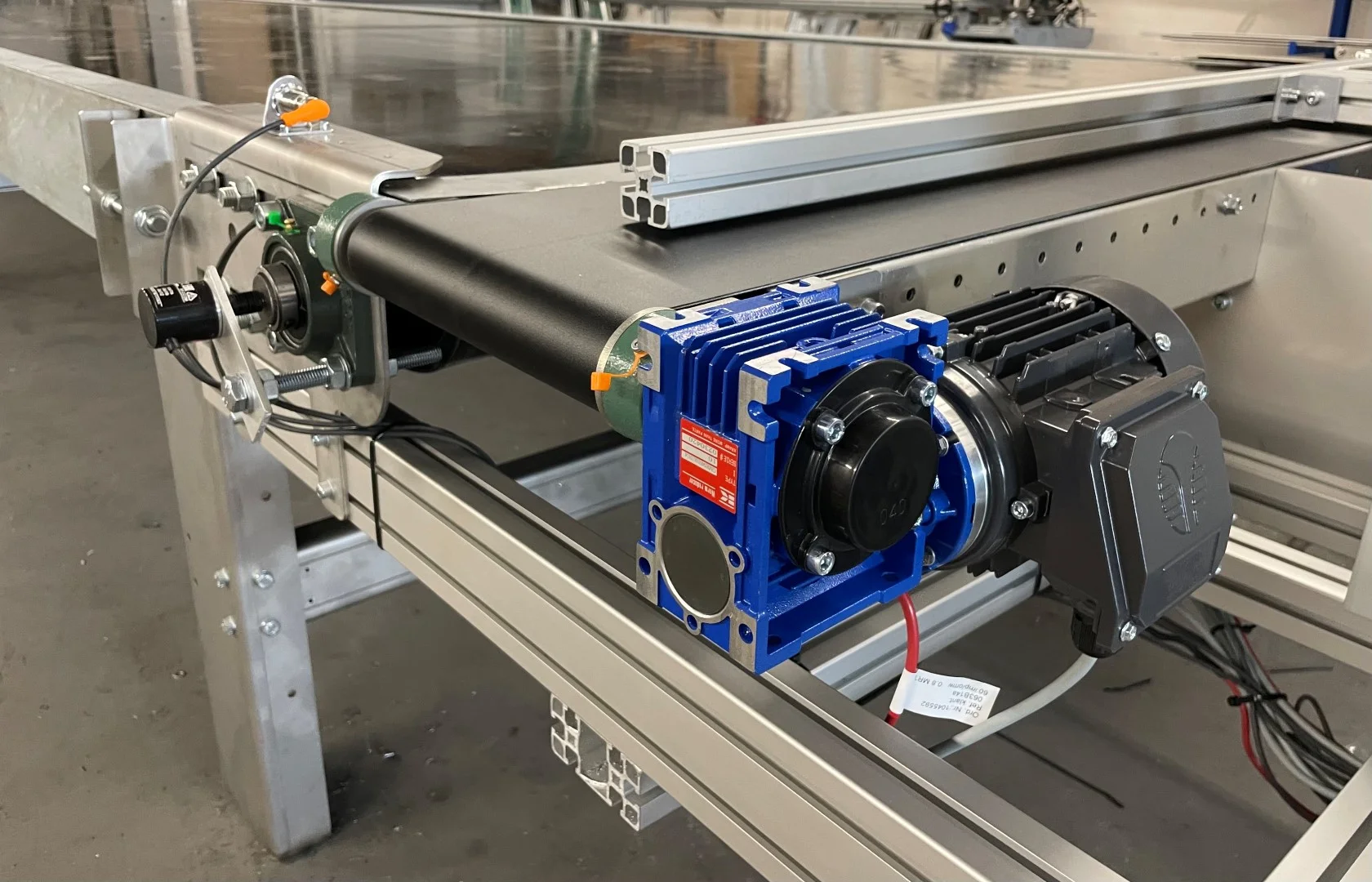 New buffer conveyor with pusher for potplants and trays • Duijndam Machines
